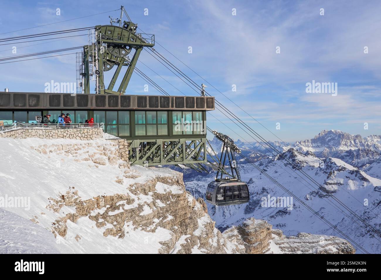 Seilbahn zur Terrazza delle Dolomiti, Sass Pordoi, Dolomiten, Italien ...