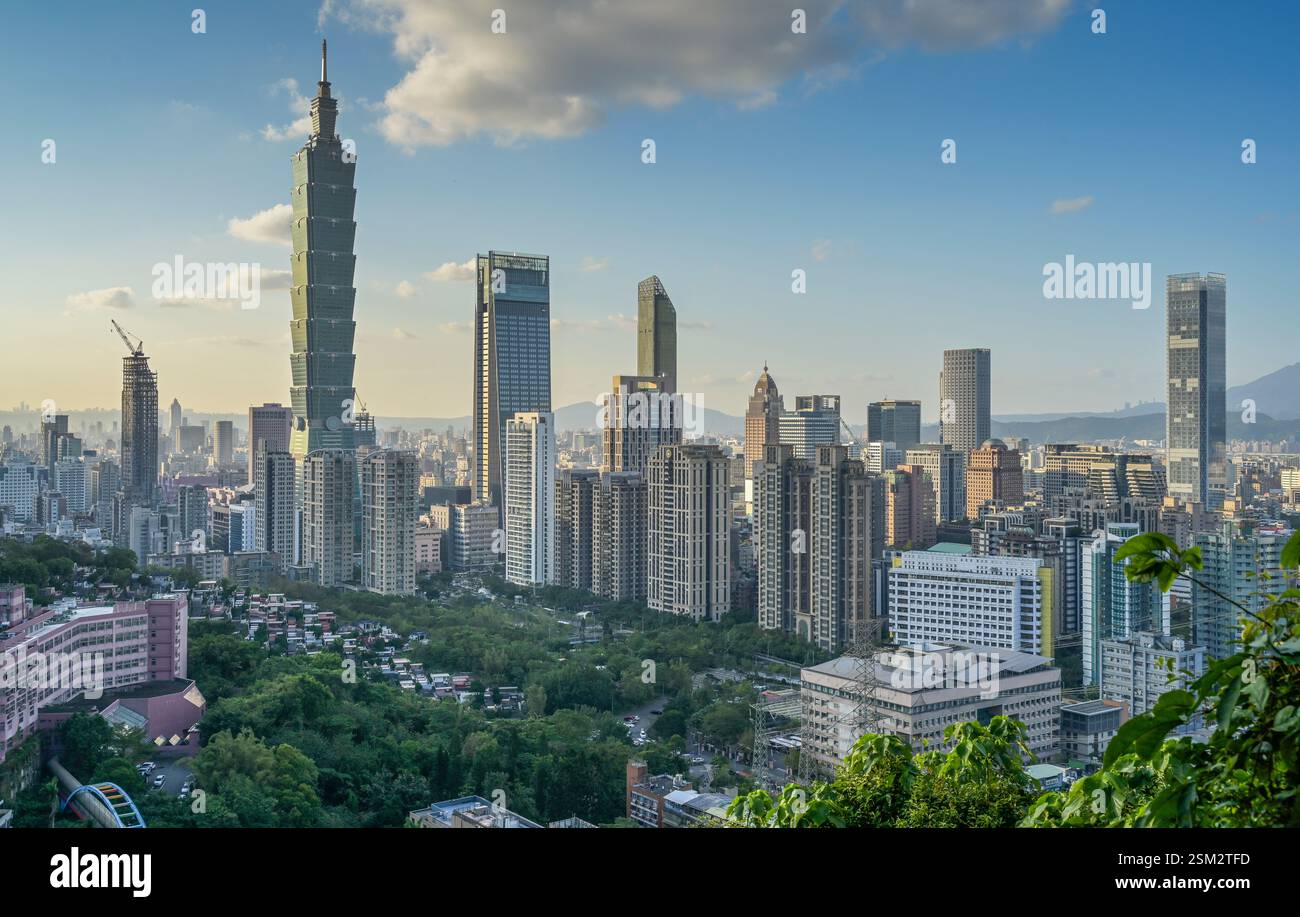Panoramablick auf die Skyline von Taipeh vom Elephant Mountain, Taiwan ...
