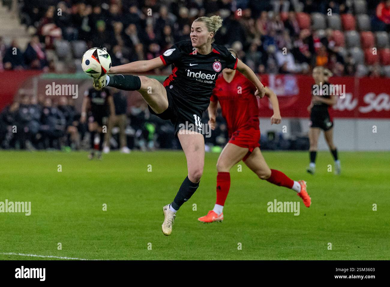 Muenchen, Deutschland. 12th Feb, 2025. Laura Freigang (Eintracht ...