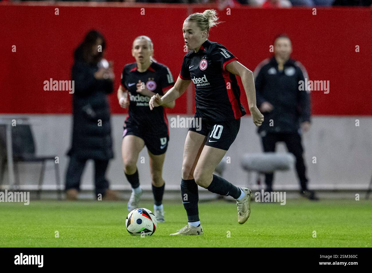 Muenchen, Deutschland. 12th Feb, 2025. Laura Freigang (Eintracht ...