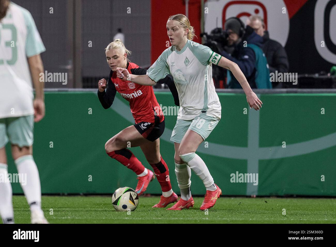 Leverkusen, Deutschland. 12th Feb, 2025. v.li.: Cornelia Kramer (Bayer ...
