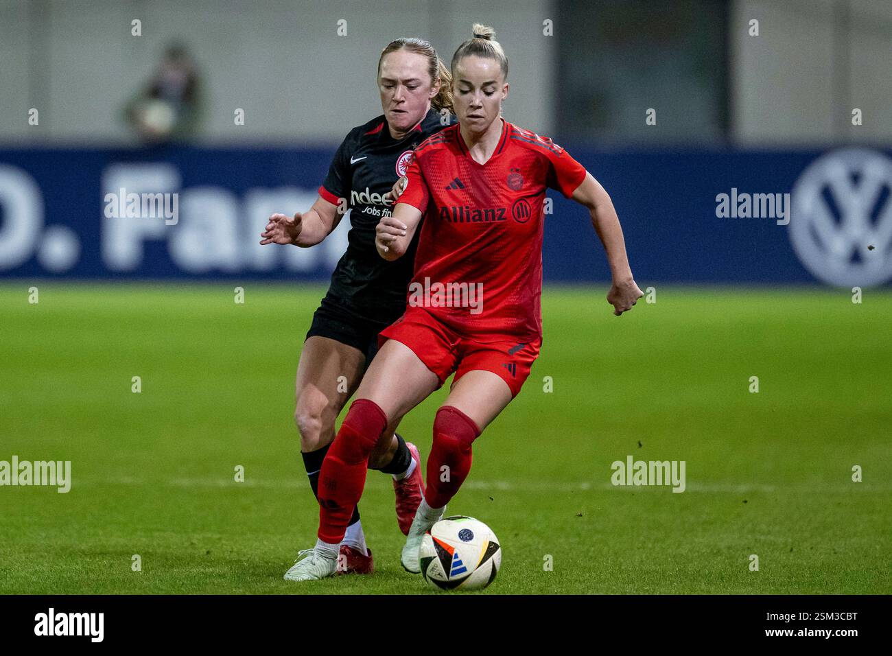 Muenchen, Deutschland. 12th Feb, 2025. Kampf um den Ball/Zweikampf zwischen Lisanne Graewe ...