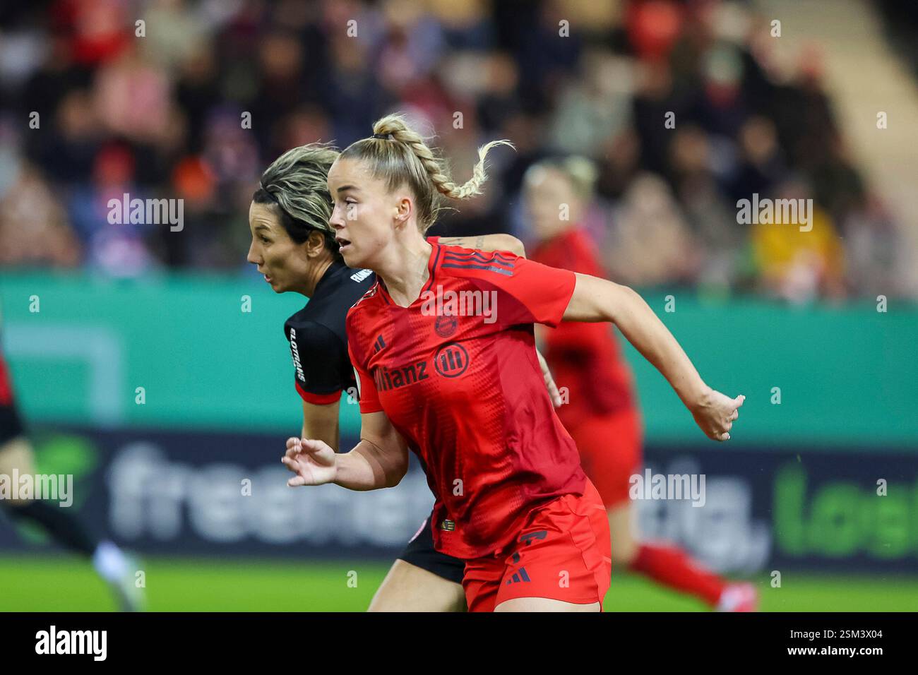Muenchen, Deutschland. 12th Feb, 2025. Zweikampf zwischen Giulia Gwinn (FC Bayern Muenchen, #07 ...