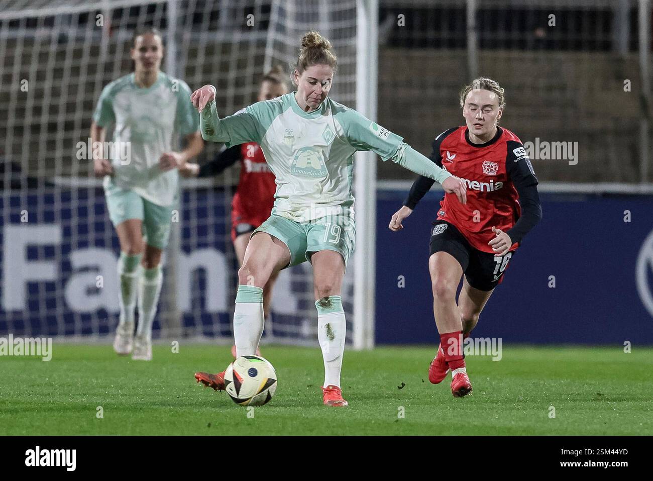 Leverkusen, Deutschland. 12th Feb, 2025. v.li.: Saskia Matheis (SV ...