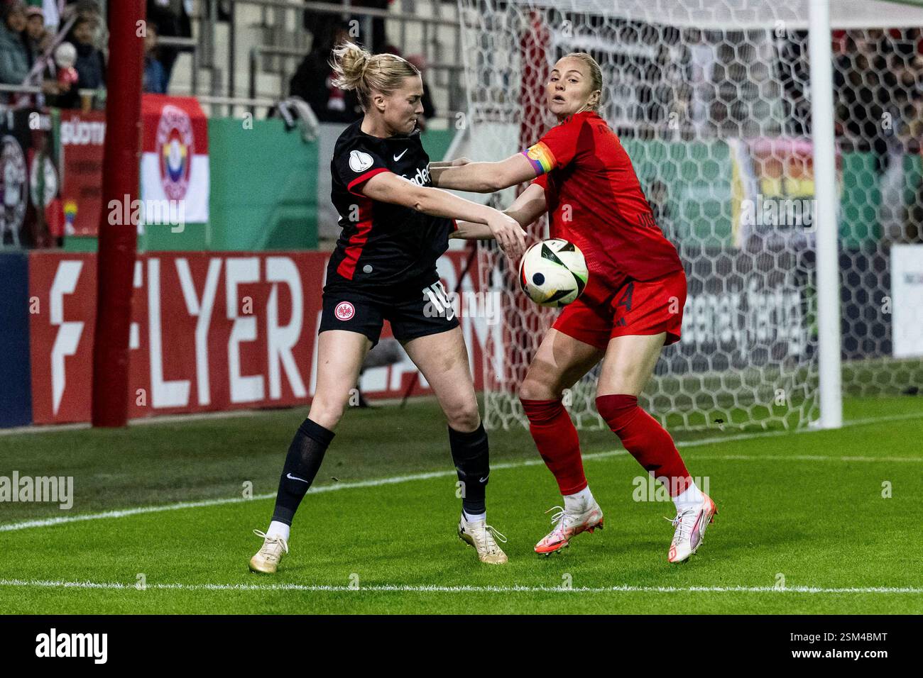 Muenchen, Deutschland. 12th Feb, 2025. Kampf um den Ball/Zweikampf ...