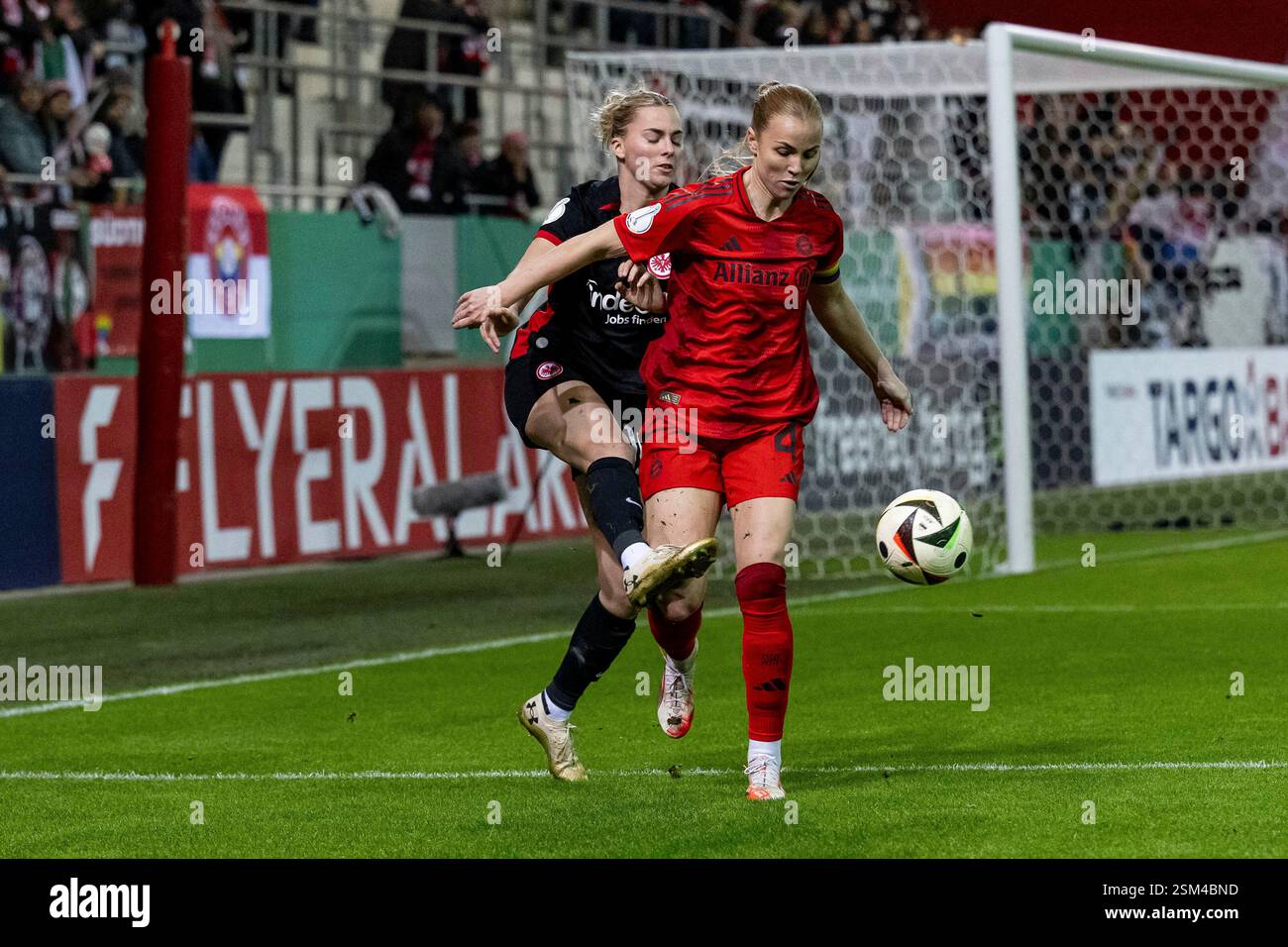 Muenchen, Deutschland. 12th Feb, 2025. Kampf um den Ball/Zweikampf ...