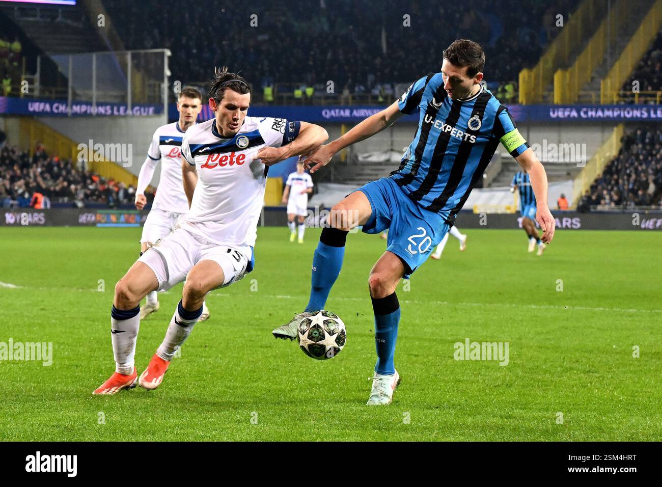 BRUGGE - (l-r) Marten de Roon of Atalanta BC, Hans Vanaken of Club ...