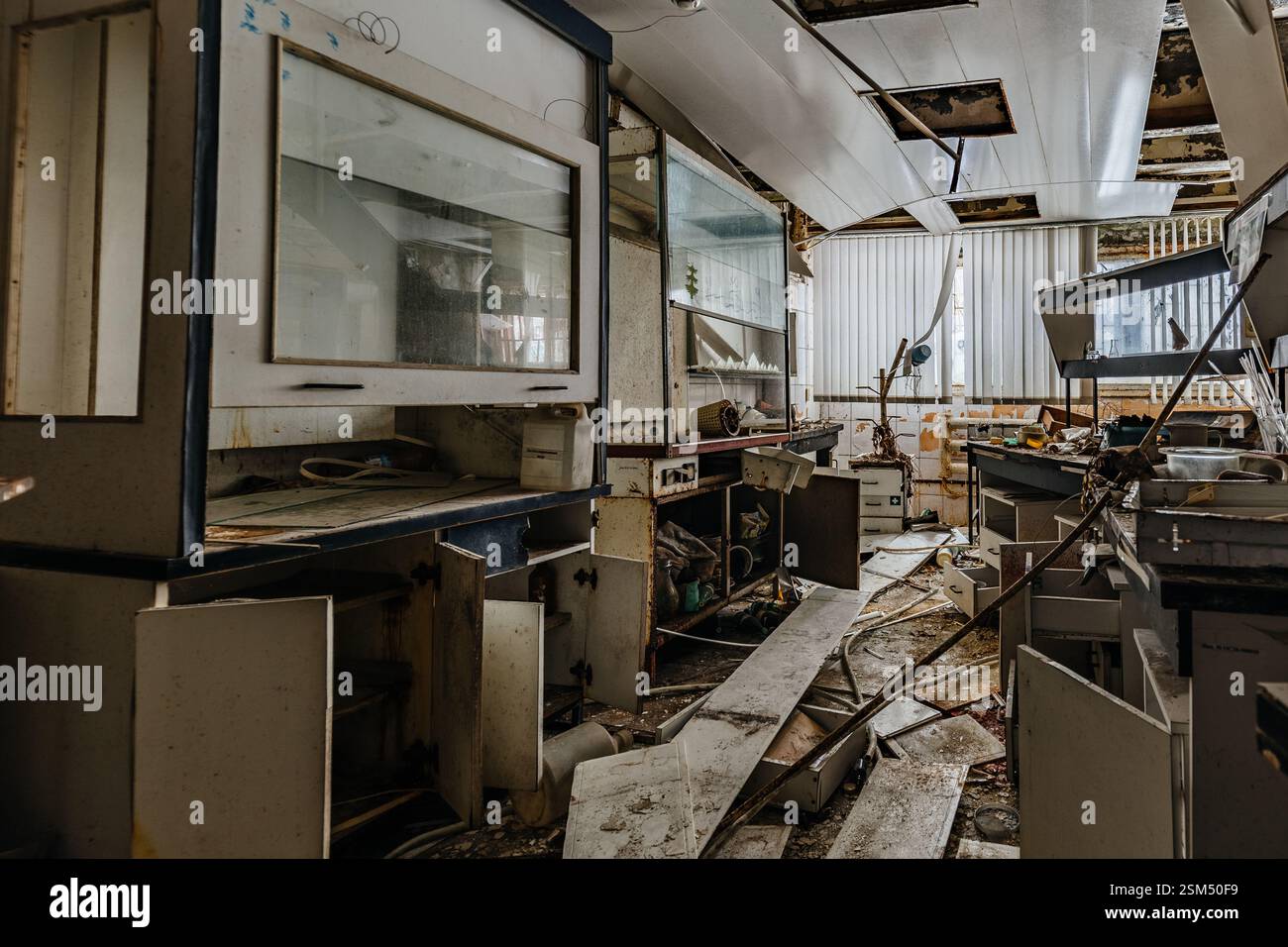 Messy laboratory hi-res stock photography and images - Alamy