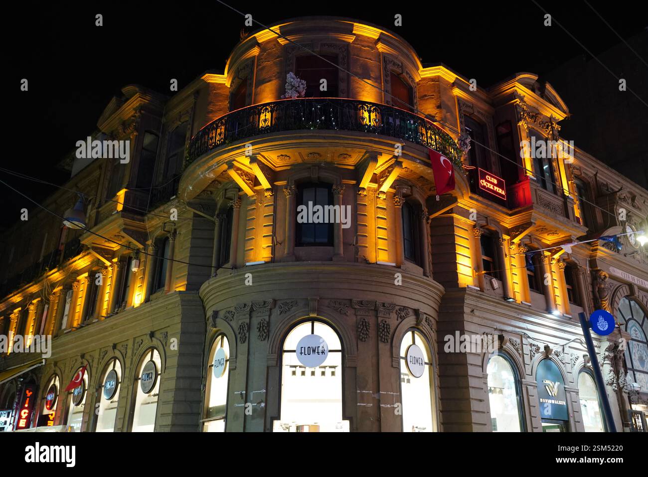 ISTANBUL, TURKIYE - OCTOBER 01, 2024: Cite de Pera, Cicek Pasaji in ...
