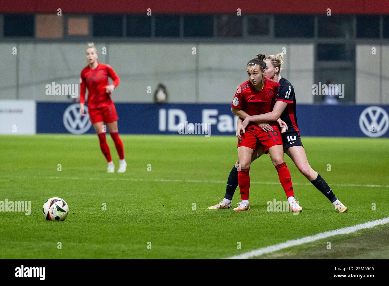 Muenchen, Deutschland. 12th Feb, 2025. Kampf um den Ball/Zweikampf ...