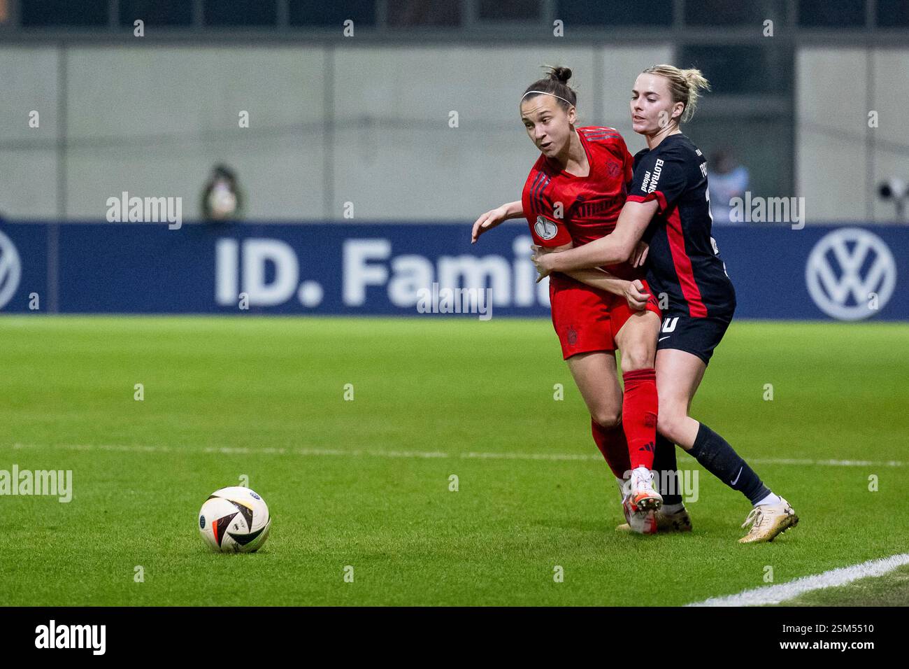Muenchen, Deutschland. 12th Feb, 2025. Kampf um den Ball/Zweikampf ...