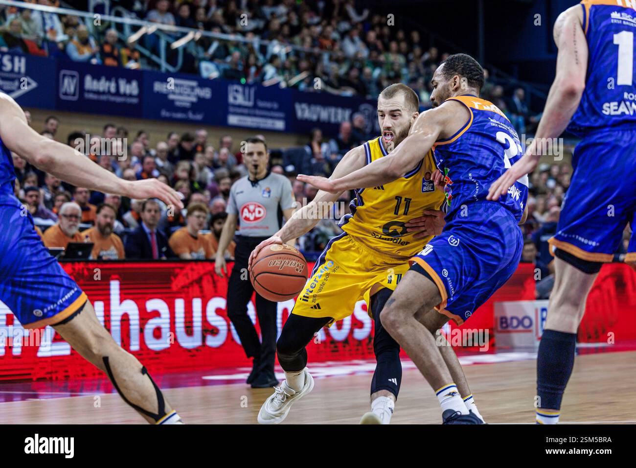 Rostock, Deutschland. 12th Feb, 2025. Matt Thomas (#11) am Ball, GER ...