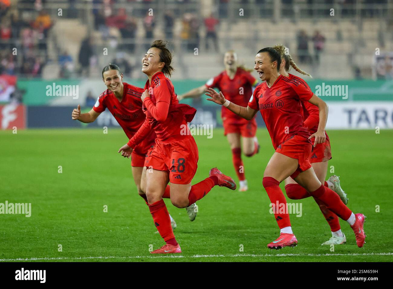 Muenchen, Deutschland. 12th Feb, 2025. Jubel zum Tor zum 3:1 durch ...