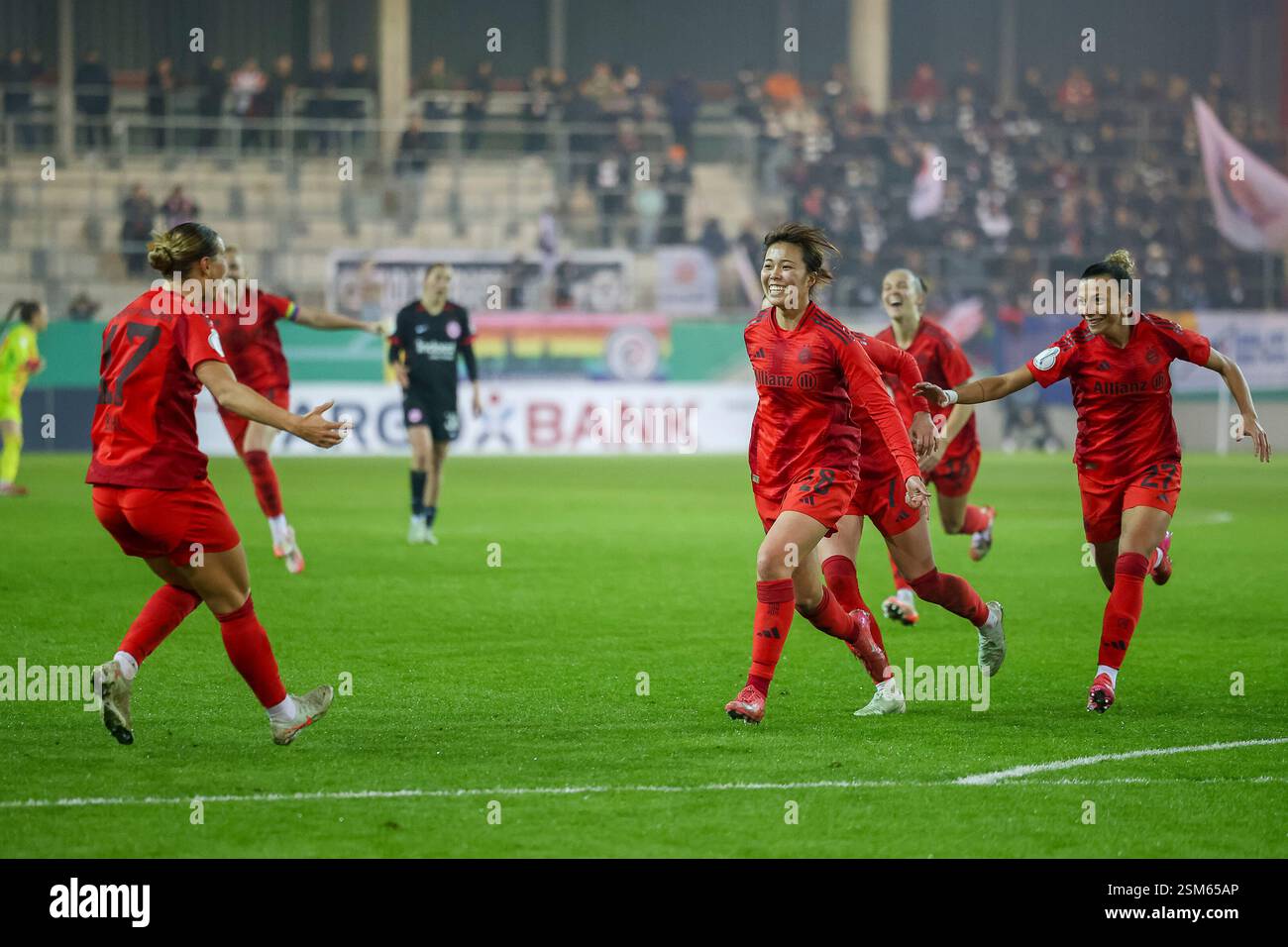 Muenchen, Deutschland. 12th Feb, 2025. Jubel zum Tor zum 3:1 durch ...