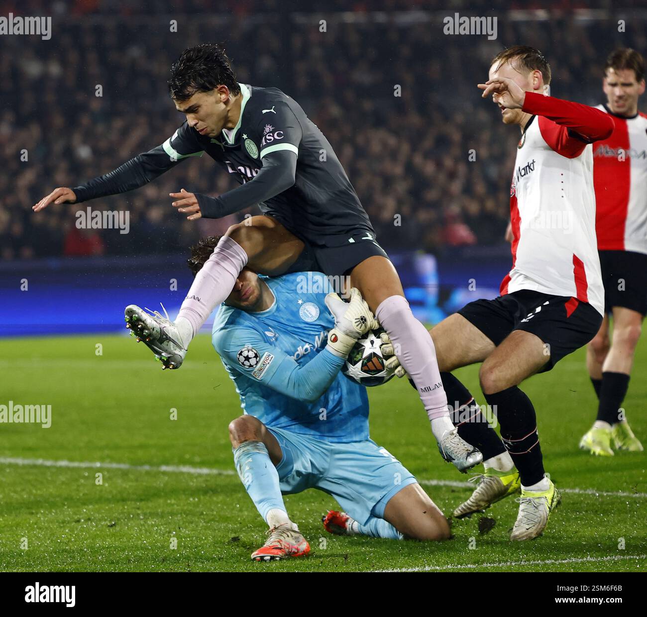ROTTERDAM - (l-r) JoÃ£o FÃ©lix of AC Milan, Feyenoord goalkeeper Timon ...