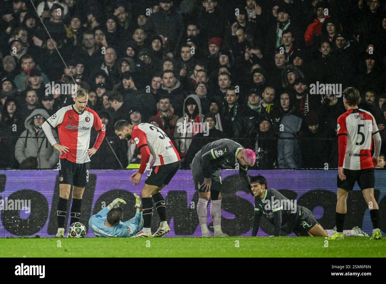 ROTTERDAM - (l-r) Thomas Beelen of Feyenoord, Feyenoord goalkeeper ...