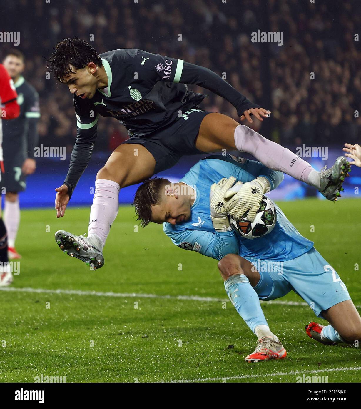 ROTTERDAM - (l-r) JoÃ£o FÃ©lix of AC Milan, Feyenoord goalkeeper Timon ...