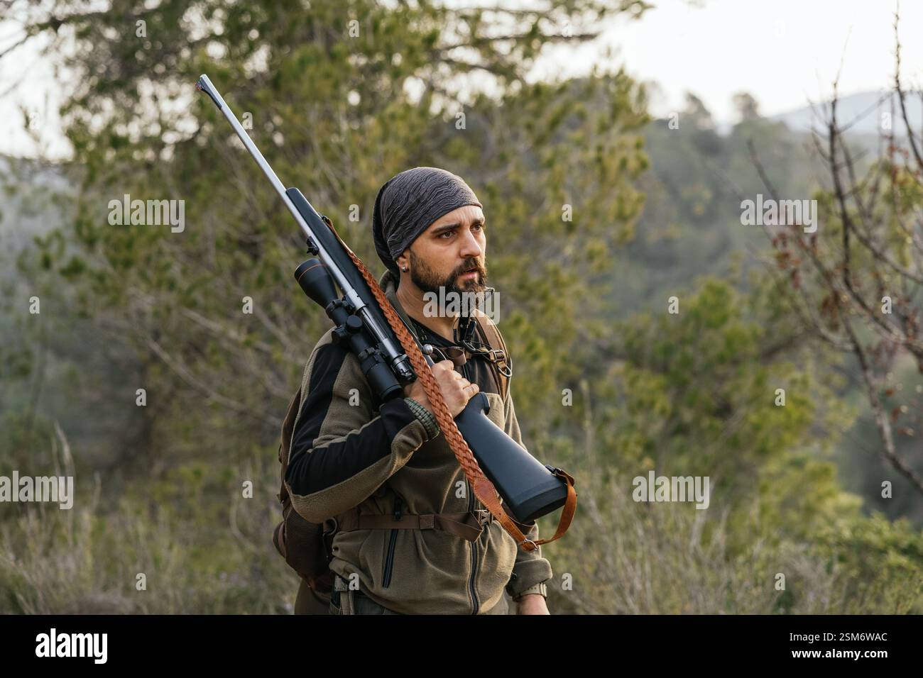 Hunter carrying shotgun backpack hi-res stock photography and images ...