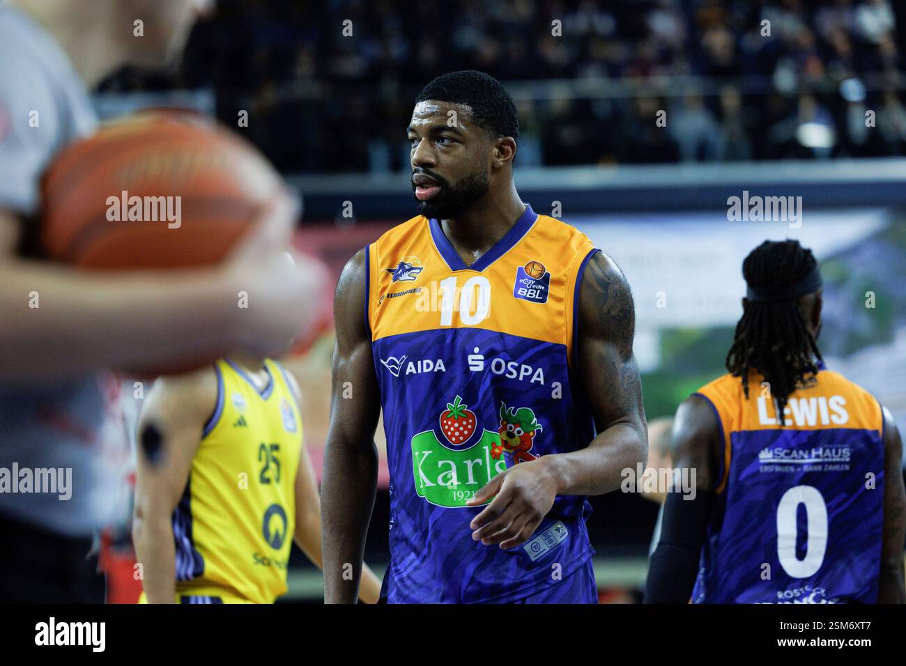 Rostock, Deutschland. 12th Feb, 2025. Malik Osborne (#10), GER, Rostock ...