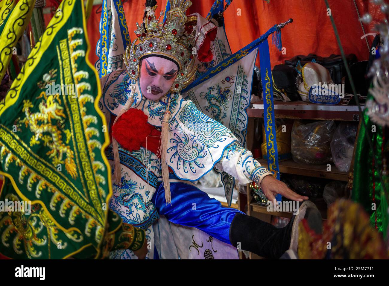 A Thai performer from the "Tie Kia Tong Chia Sung Hiang" Chinese ...