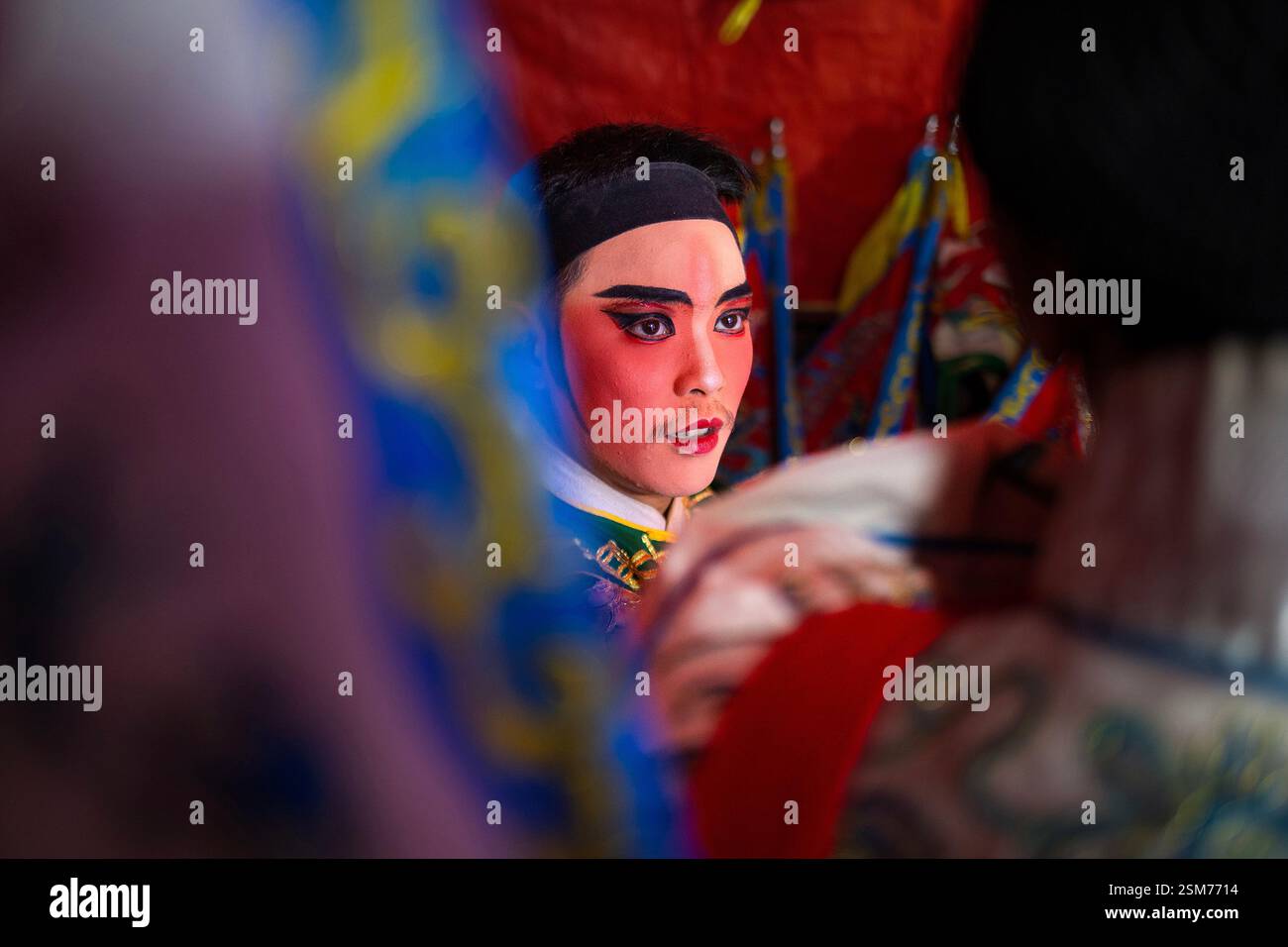 A Thai performer from the "Tie Kia Tong Chia Sung Hiang" Chinese ...