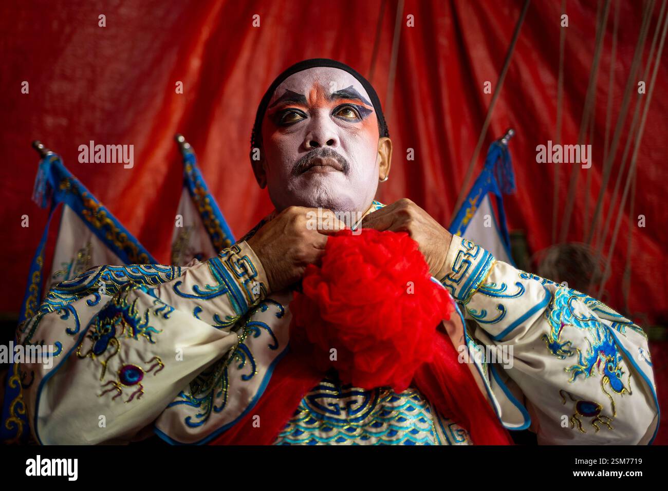 A Thai performer from the "Tie Kia Tong Chia Sung Hiang" Chinese ...