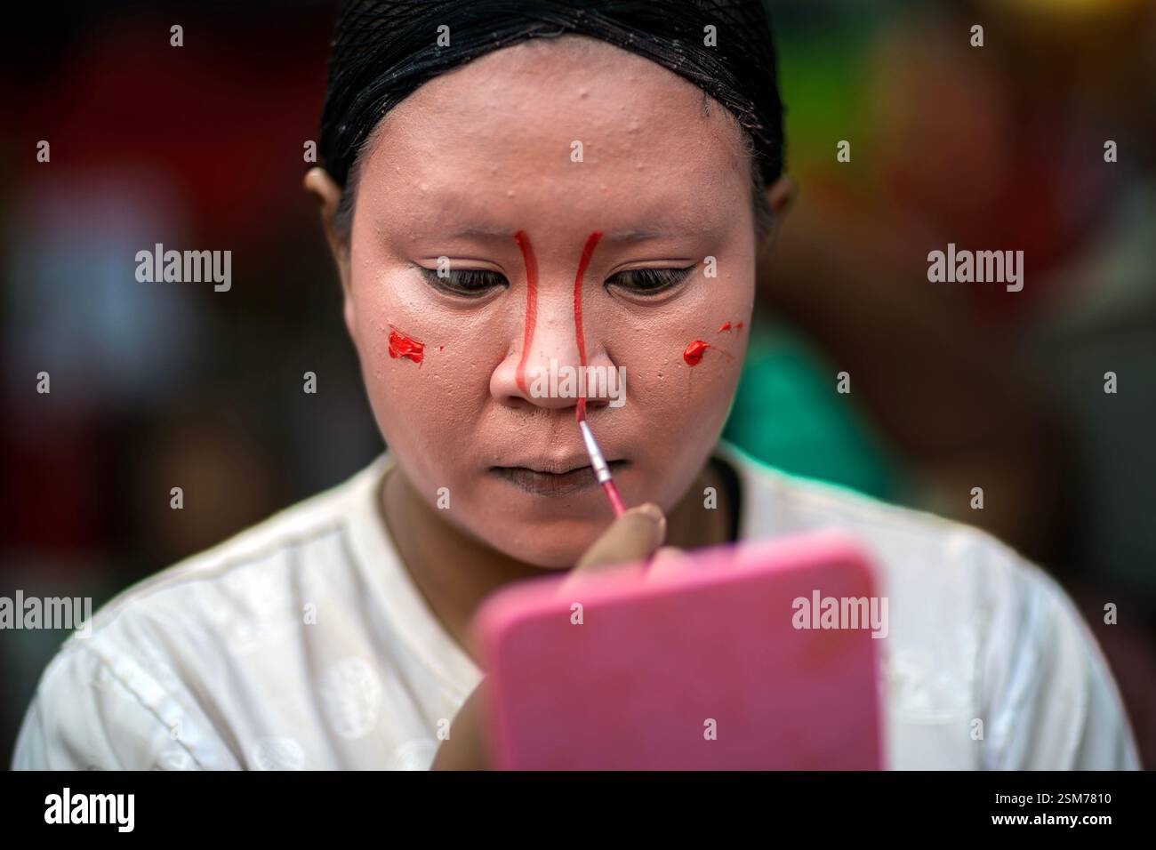 A Thai performer from the "Tie Kia Tong Chia Sung Hiang" Chinese ...