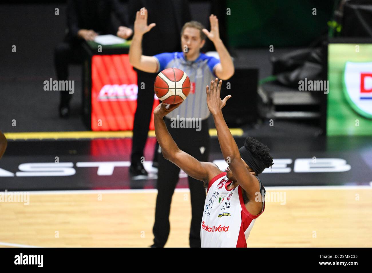 Zach Leday of EA7 Emporio Armani Milano in action during the LBA ...