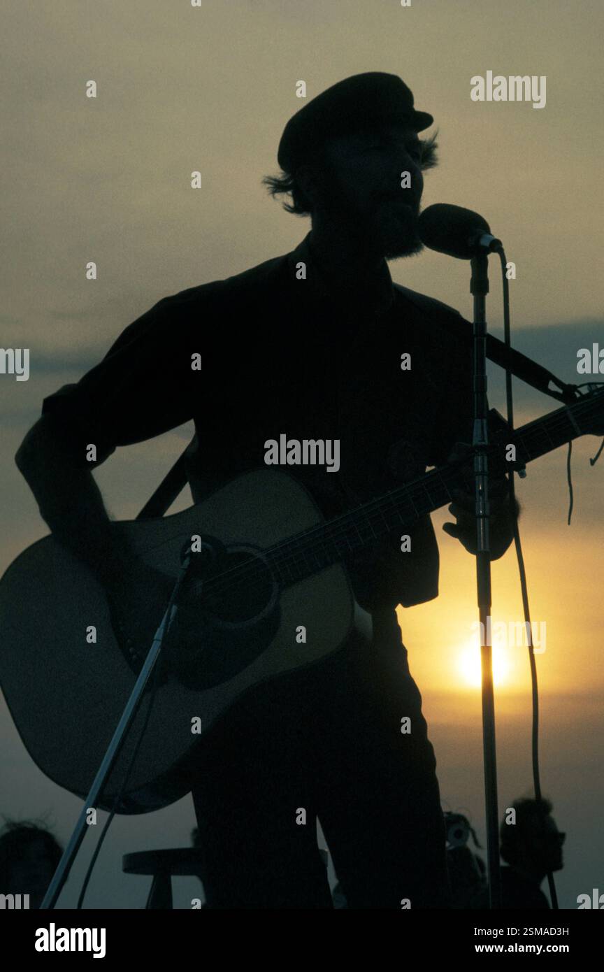 Folk Singer Pete Seeger singing at sunset on Hudson River sloop ...