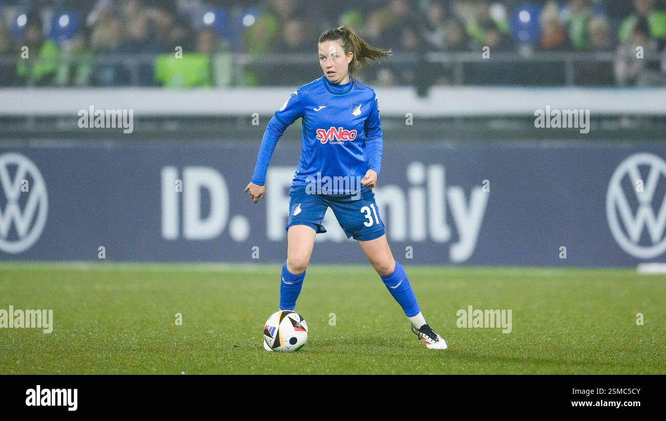 Jana Feldkamp (TSG, 31), am Ball, Freisteller, Ganzkörper, Einzelbild ...