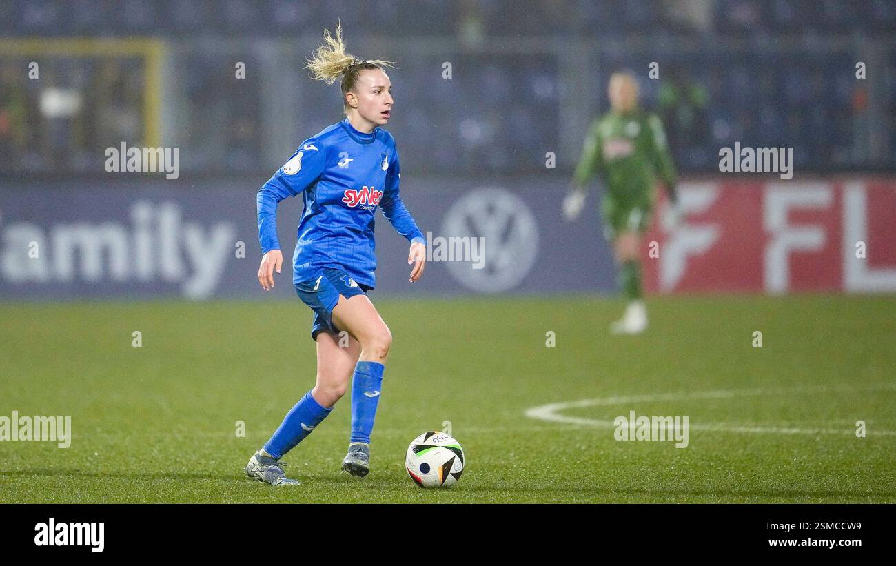 Vanessa Diehm (TSG, 32), am Ball, Freisteller, Ganzkörper, Einzelbild ...