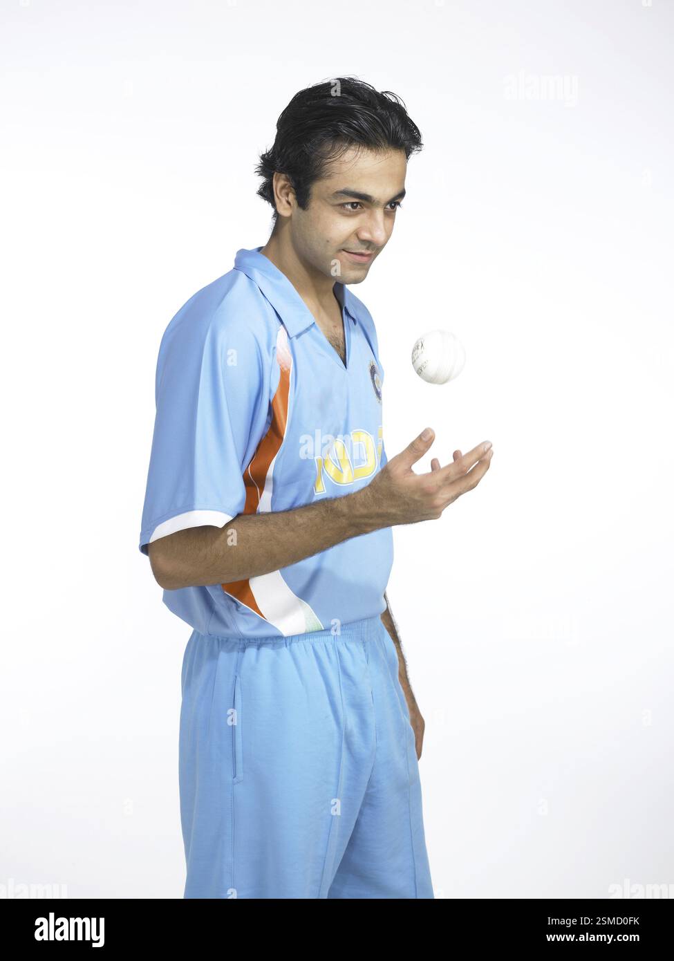 Cricket bowler throwing the ball hi-res stock photography and images ...