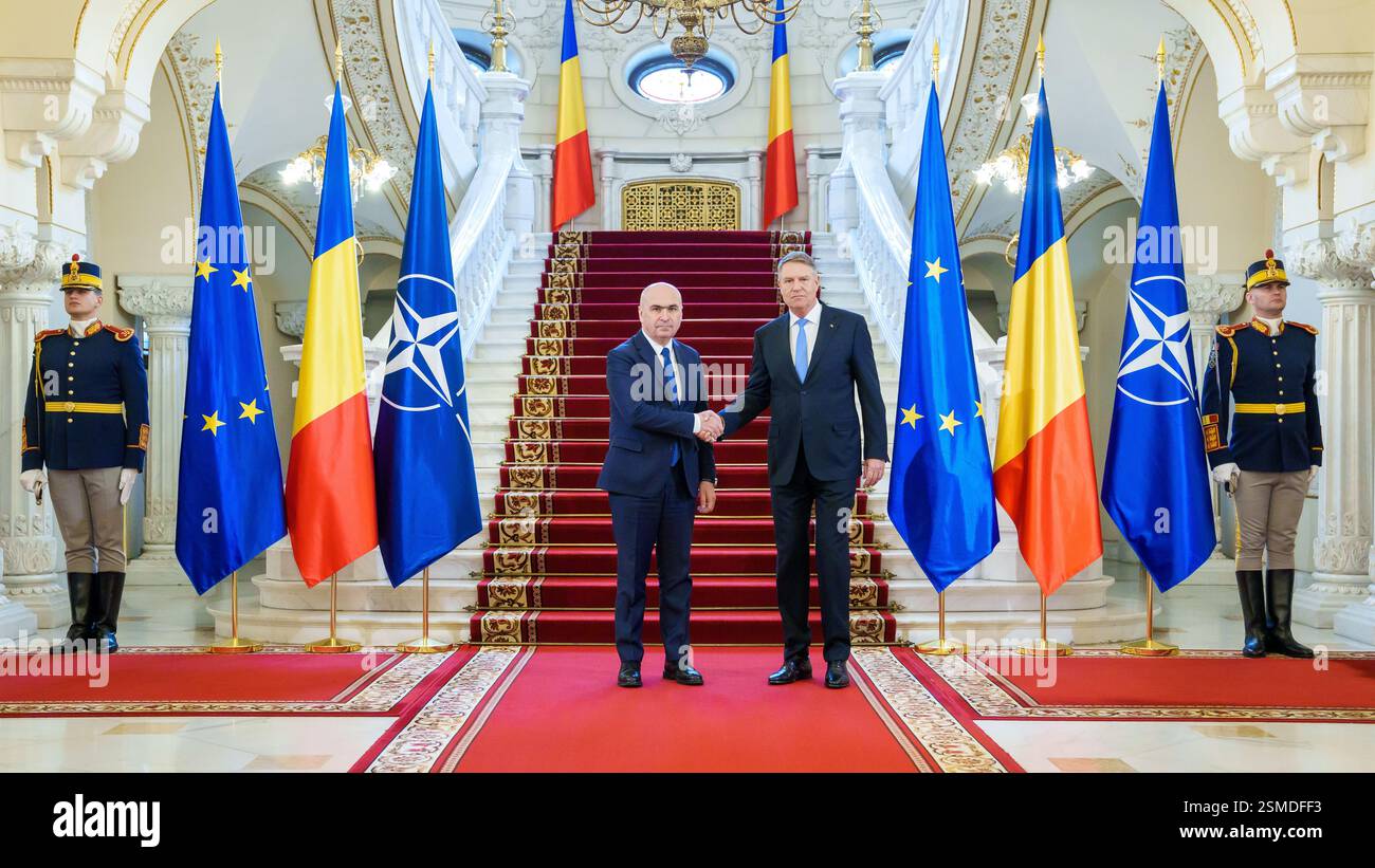 (250213) -- BUCHAREST, Feb. 13, 2025 (Xinhua) -- Klaus Iohannis (C-R ...