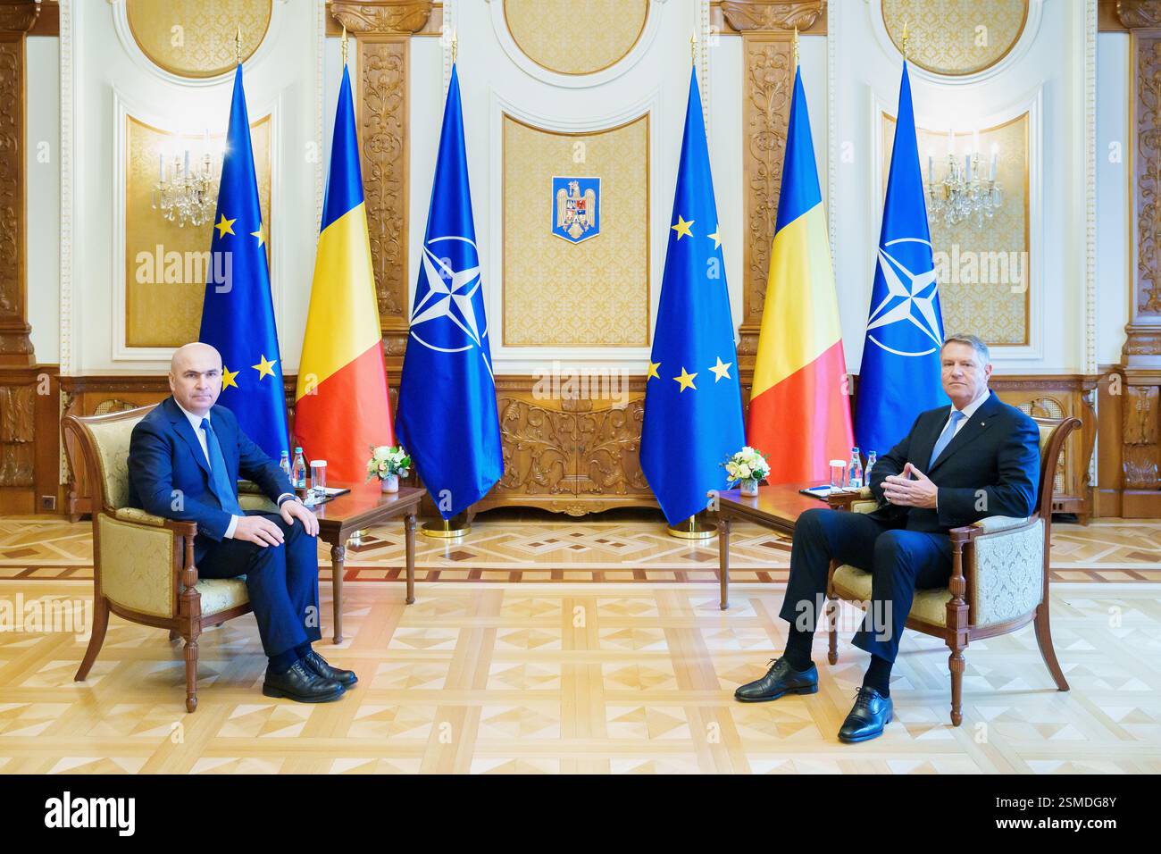(250213) -- BUCHAREST, Feb. 13, 2025 (Xinhua) -- Klaus Iohannis (R) and ...