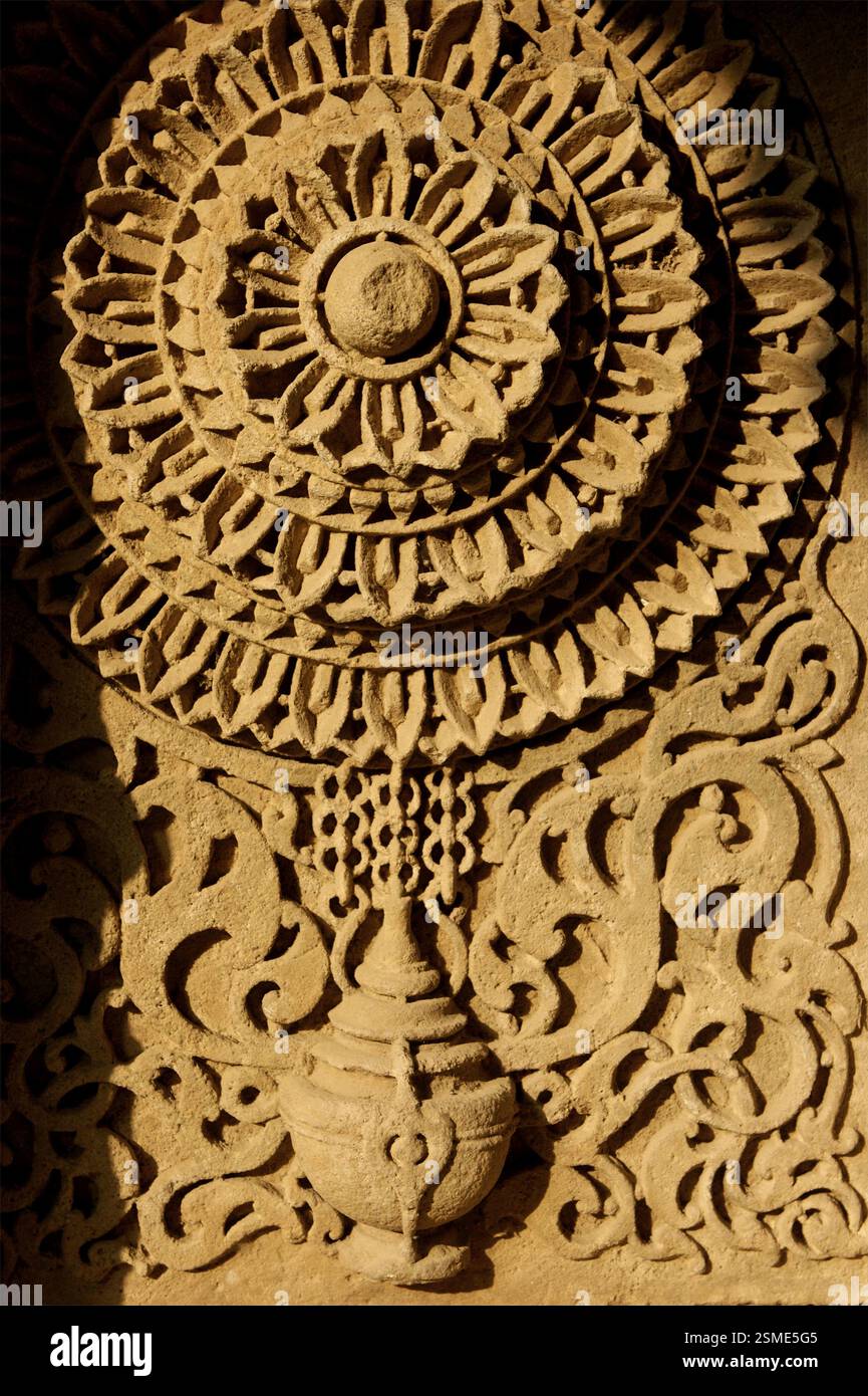 Circular design carved on walls at Adalaj Vava step well, Ahmedabad ...