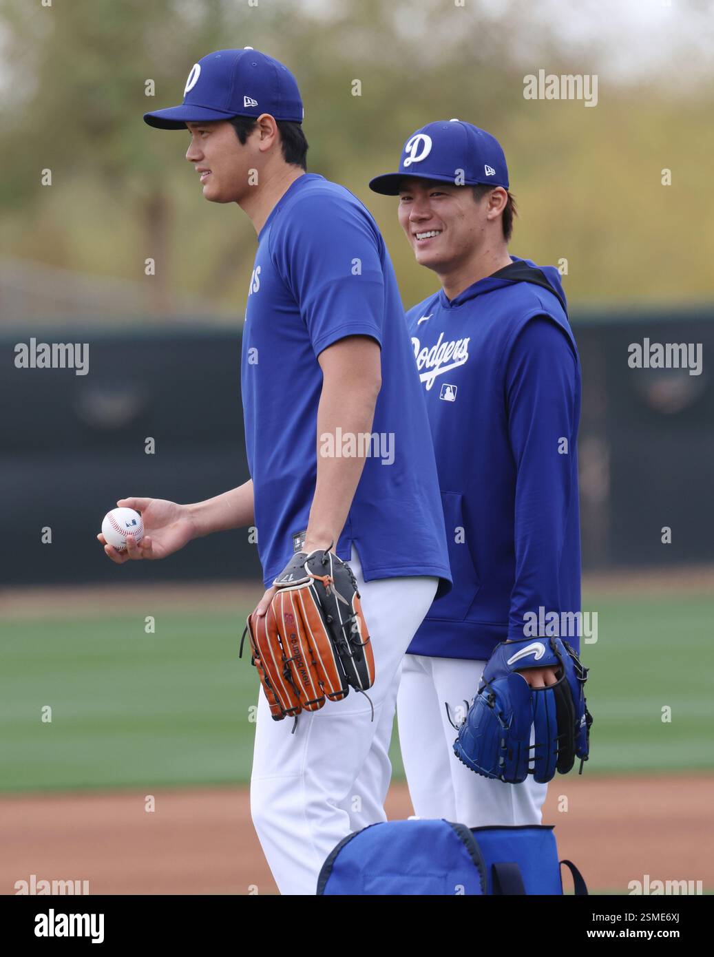 Los Angeles Dodgers' Shohei Ohtani（L）talks with Dodgers pitcher ...
