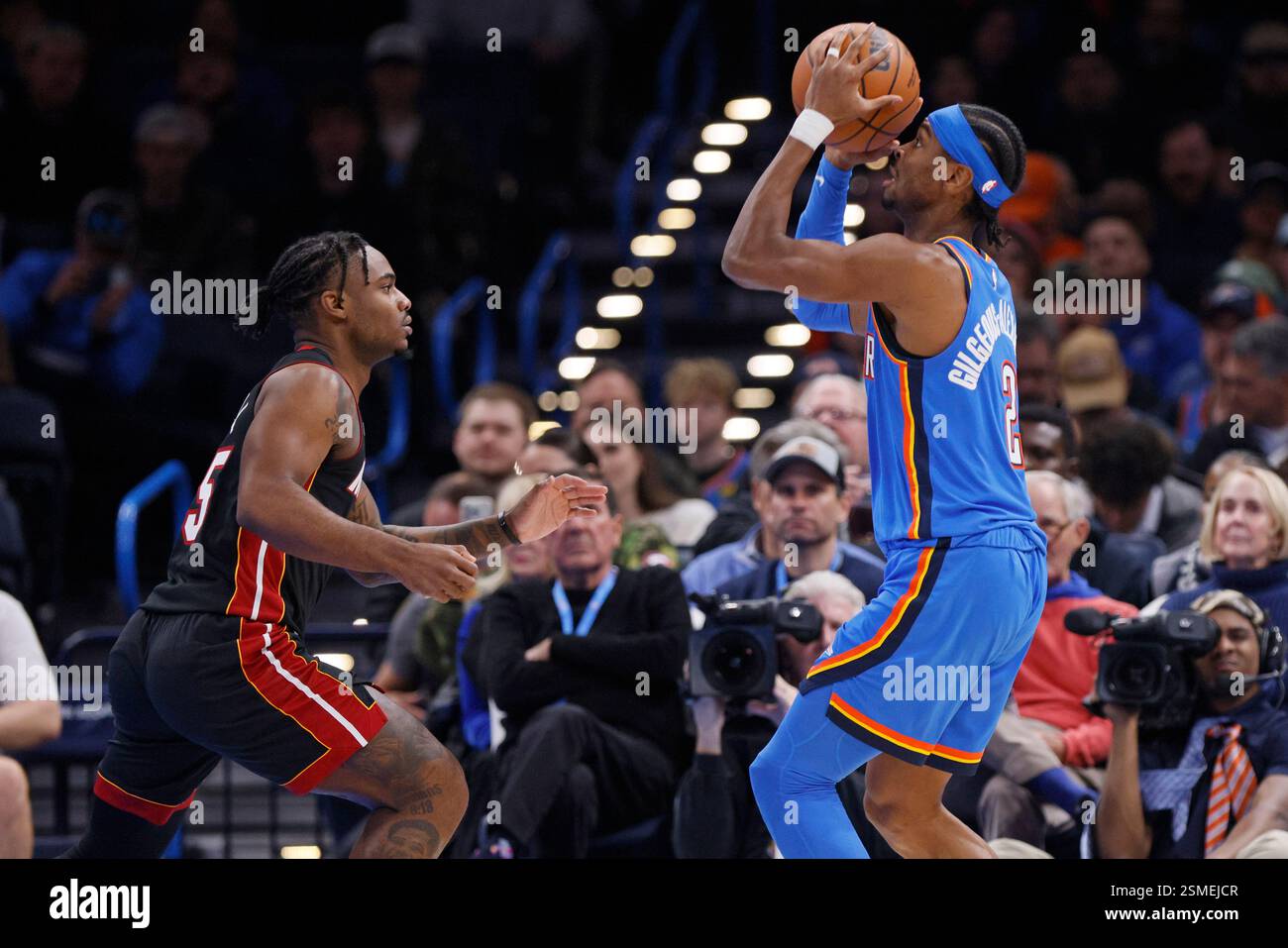 Oklahoma City Thunder guard Shai Gilgeous-Alexander, right, looks to ...
