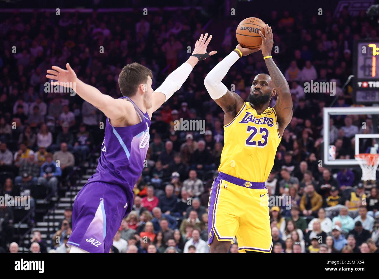 Los Angeles Lakers forward LeBron James (23) shoots over Utah Jazz ...