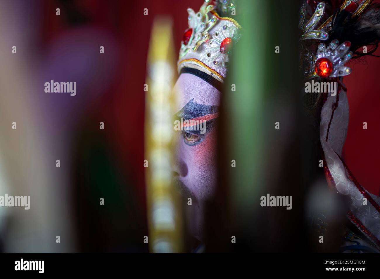 A Thai performer from the "Tie Kia Tong Chia Sung Hiang" Chinese ...