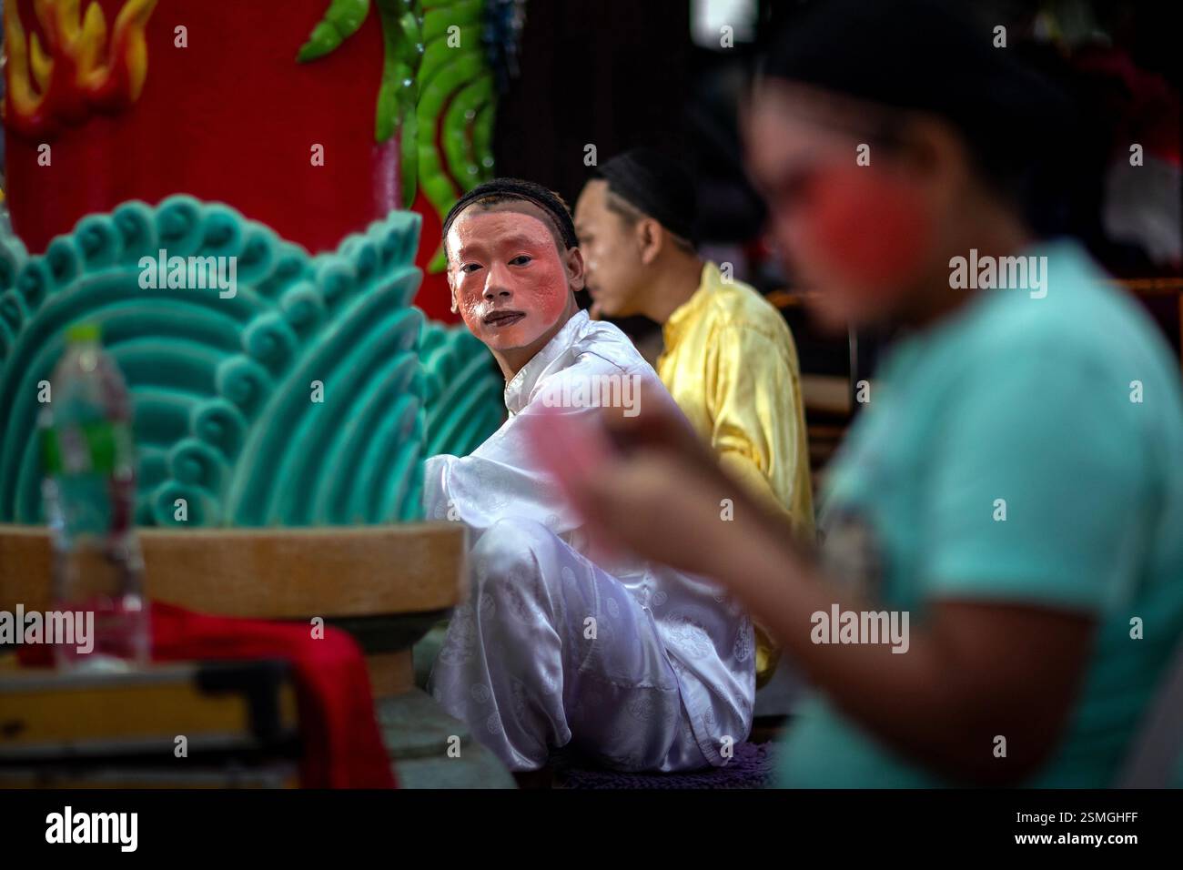 A Thai performer from the "Tie Kia Tong Chia Sung Hiang" Chinese ...