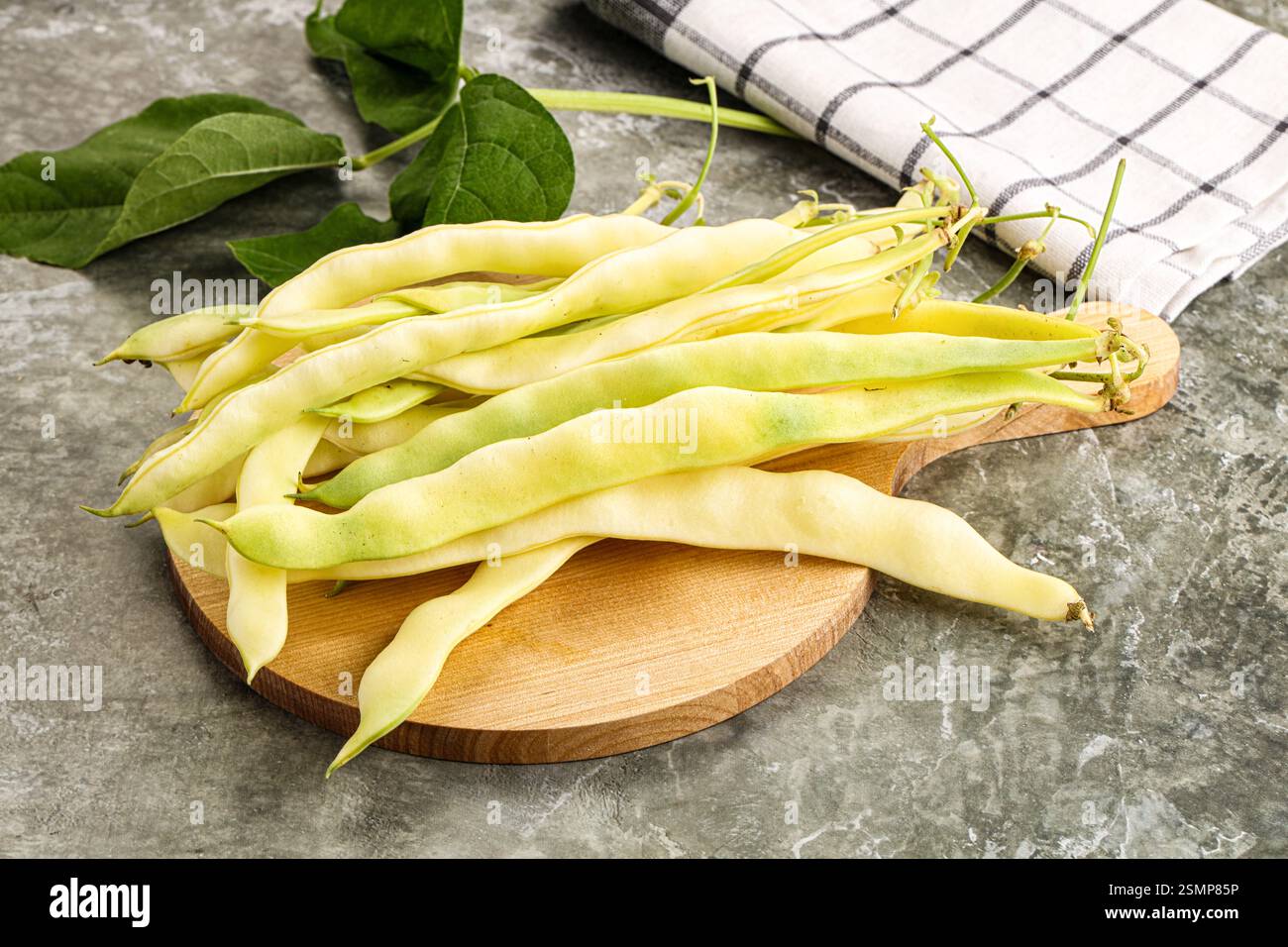 Raw green bean strings heap for cooking Stock Photo - Alamy
