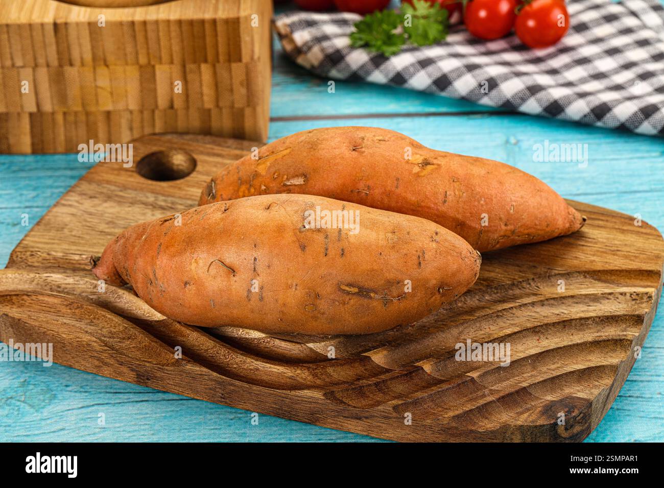 Ripe raw batat unpeeled roots - sweet potato Stock Photo - Alamy