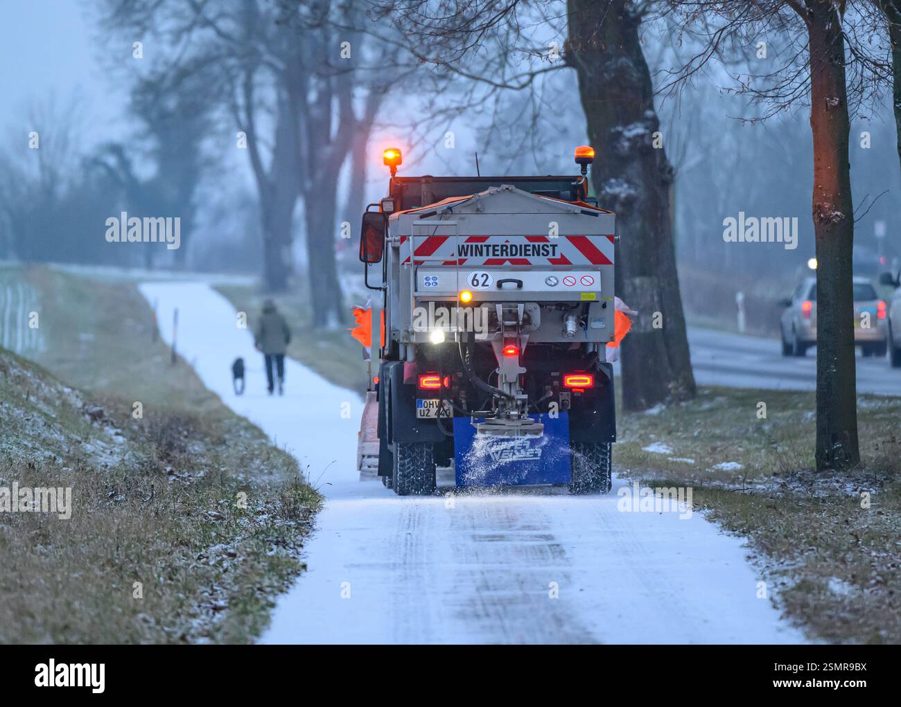 Petershagen, Germany. 13th Feb, 2025. The winter road clearance service ...