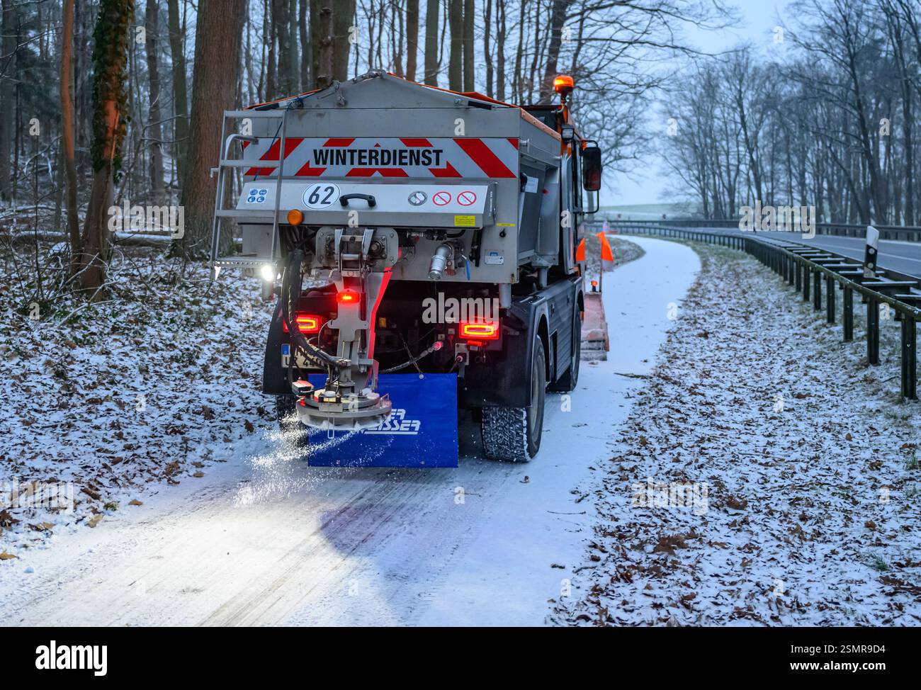 Petershagen, Germany. 13th Feb, 2025. The winter road clearance service ...