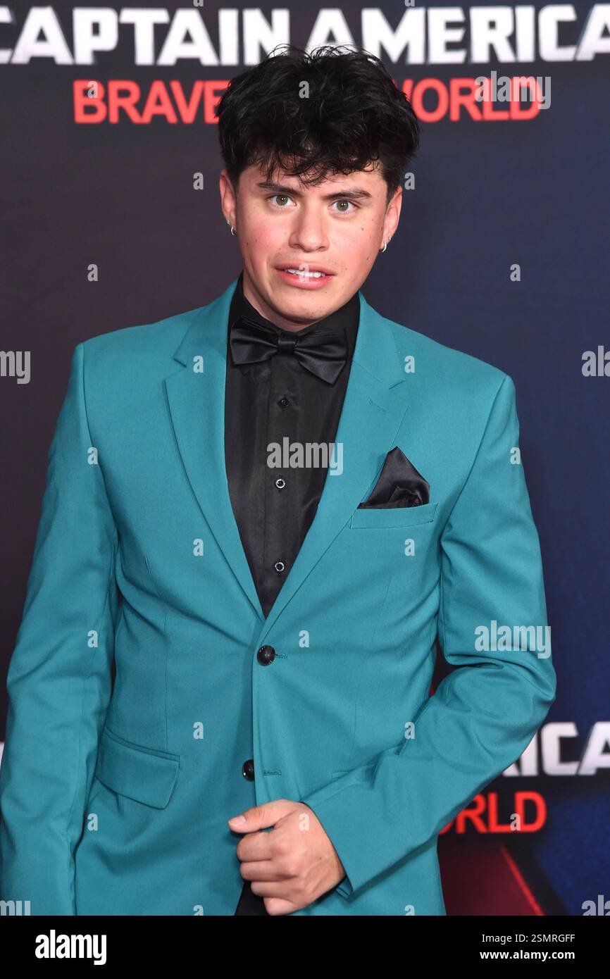 Carlos Vega bei der Weltpremiere des Kinofilms 'Captain America: Brave ...