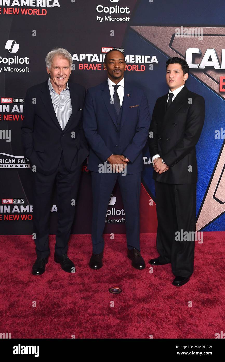 Danny Ramirez, Anthony Mackie und Harrison Ford bei der Weltpremiere ...