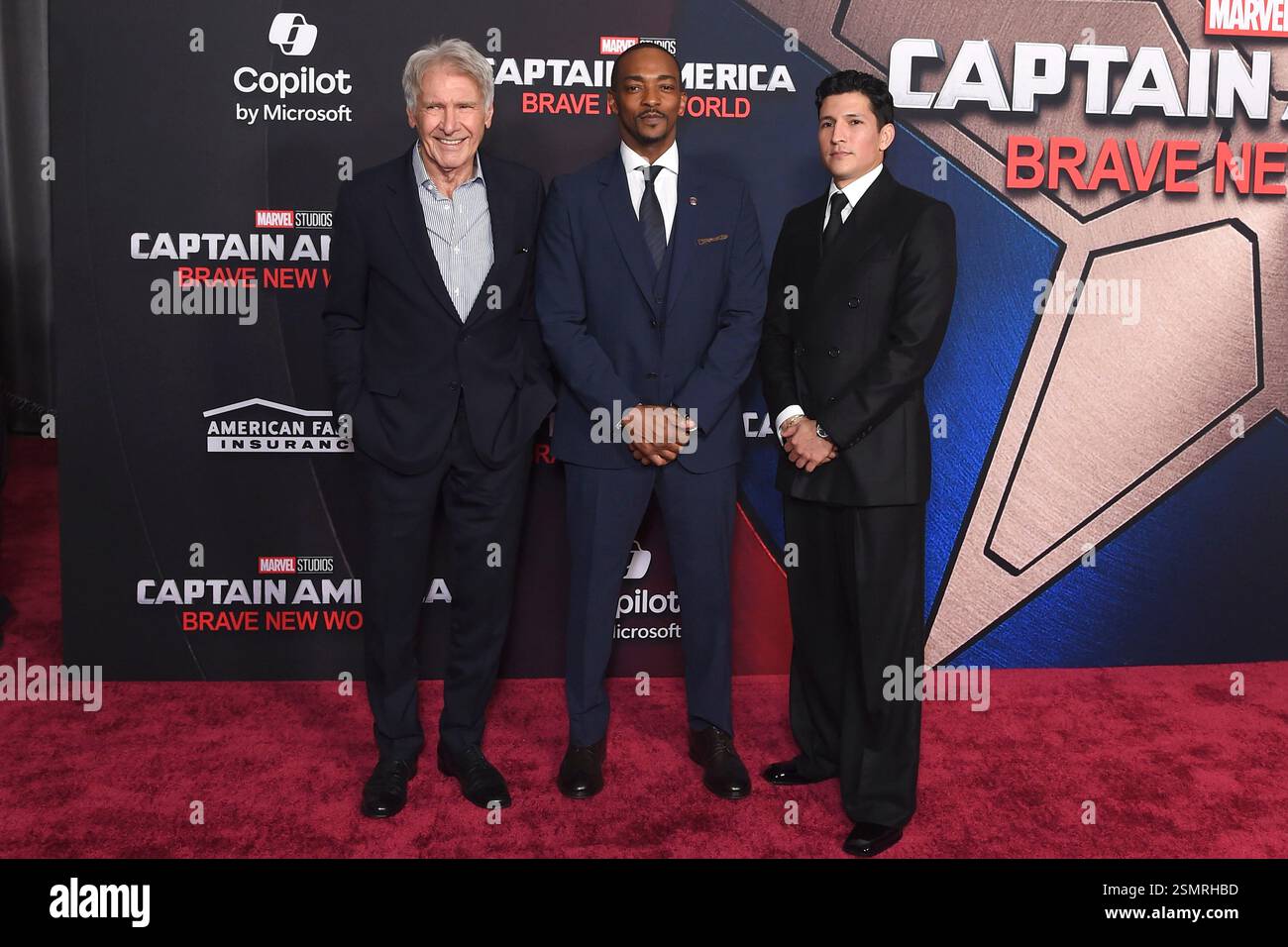 Danny Ramirez, Anthony Mackie und Harrison Ford bei der Weltpremiere ...