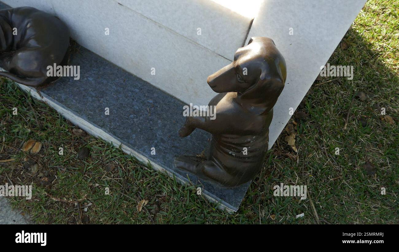 Hollywood, California, USA 10th February 2025 Mike Szymanski Grave ...