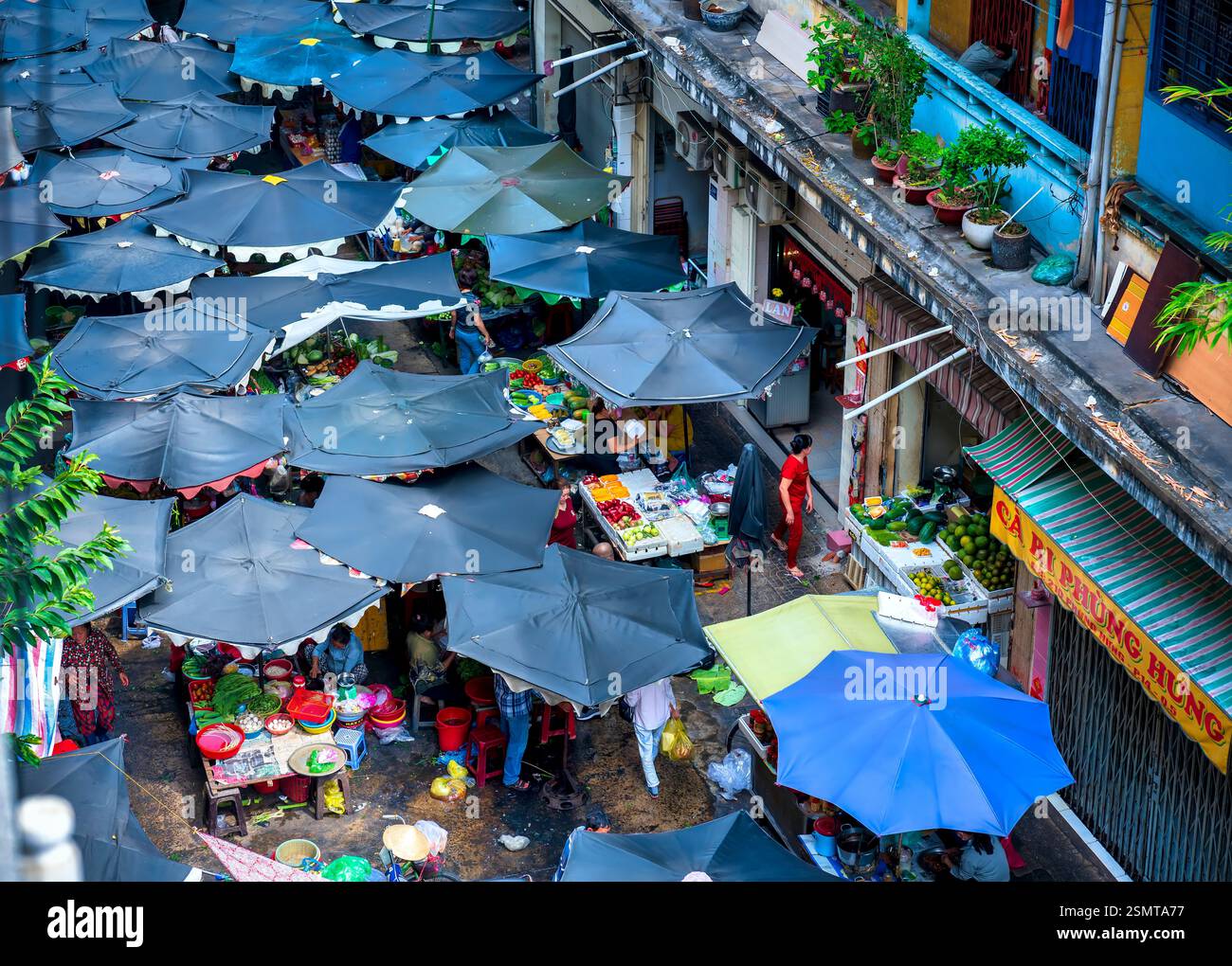 Beautiful daily life of traditional market at Phung Hung street, Cho ...