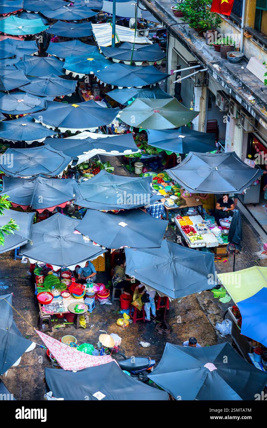 Beautiful daily life of traditional market at Phung Hung street, Cho ...